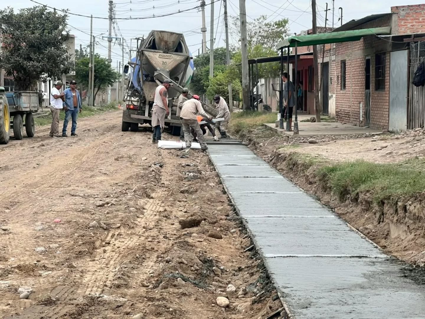 Avanza la obra de cordón cuneta en el Barrio Mitre - Radio Ciudad Oran